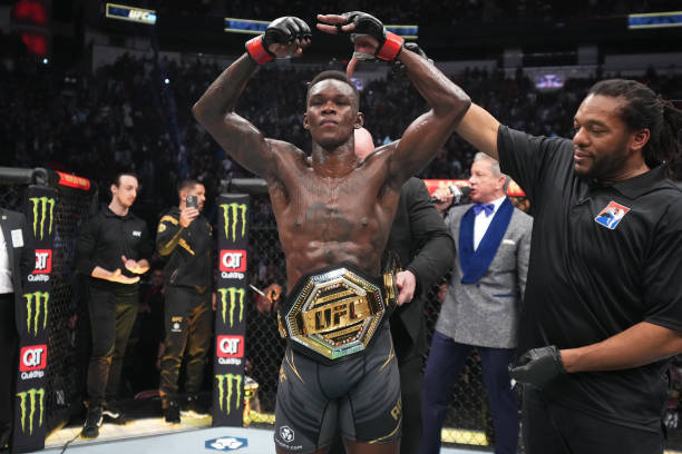 UFC 271: Robert Whittaker tenta, mas não consegue tirar o cinturão dos ...